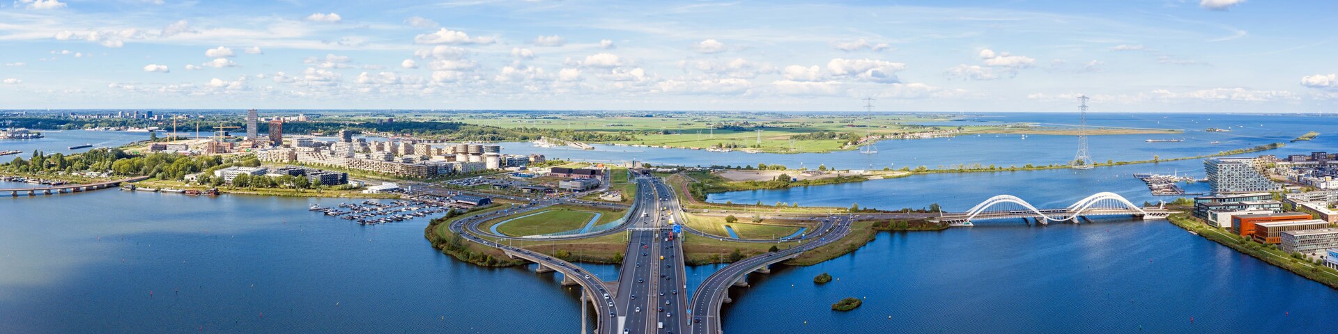 Uma cidade costeira com uma ponte extensa, um porto e um rio.