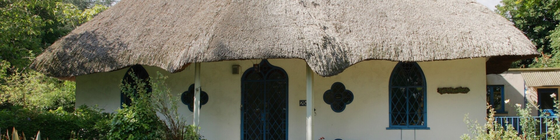 The Hermitage -Hanwell W7 This cottage orné was built by the rector George Henry Glasse in 1809 on the site of a previous house called the Elms. Later it became the head quarters for the Selborne Society. Nikolaus Pevsner describes it thus: “a peach of an early c19 Gothic thatched cottage with two pointed windows, a quatrefoil, and an ogee arched door, all on a minute scale. Inside, an octagonal hall and reception room” (Pevsner, London 3: North West). It is a Grade II Listed Building Behind the cottage lies a spring, which may be the origin behind the 'well' being incorporated into the local place name of Hanwell.