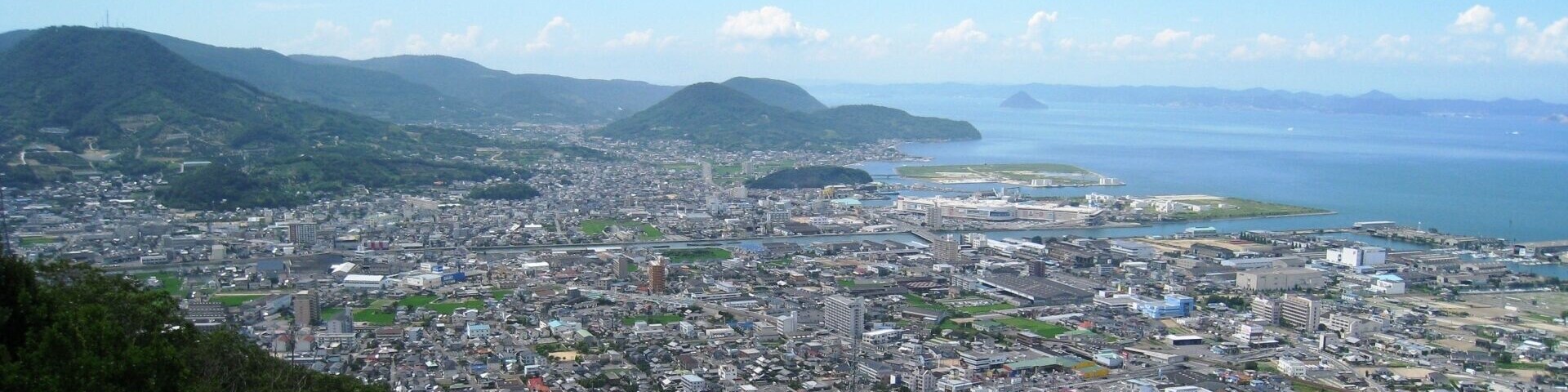 香川県高松市にある石清尾山から西を眺める。本津川より手前が郷東町で奥が香西地区。