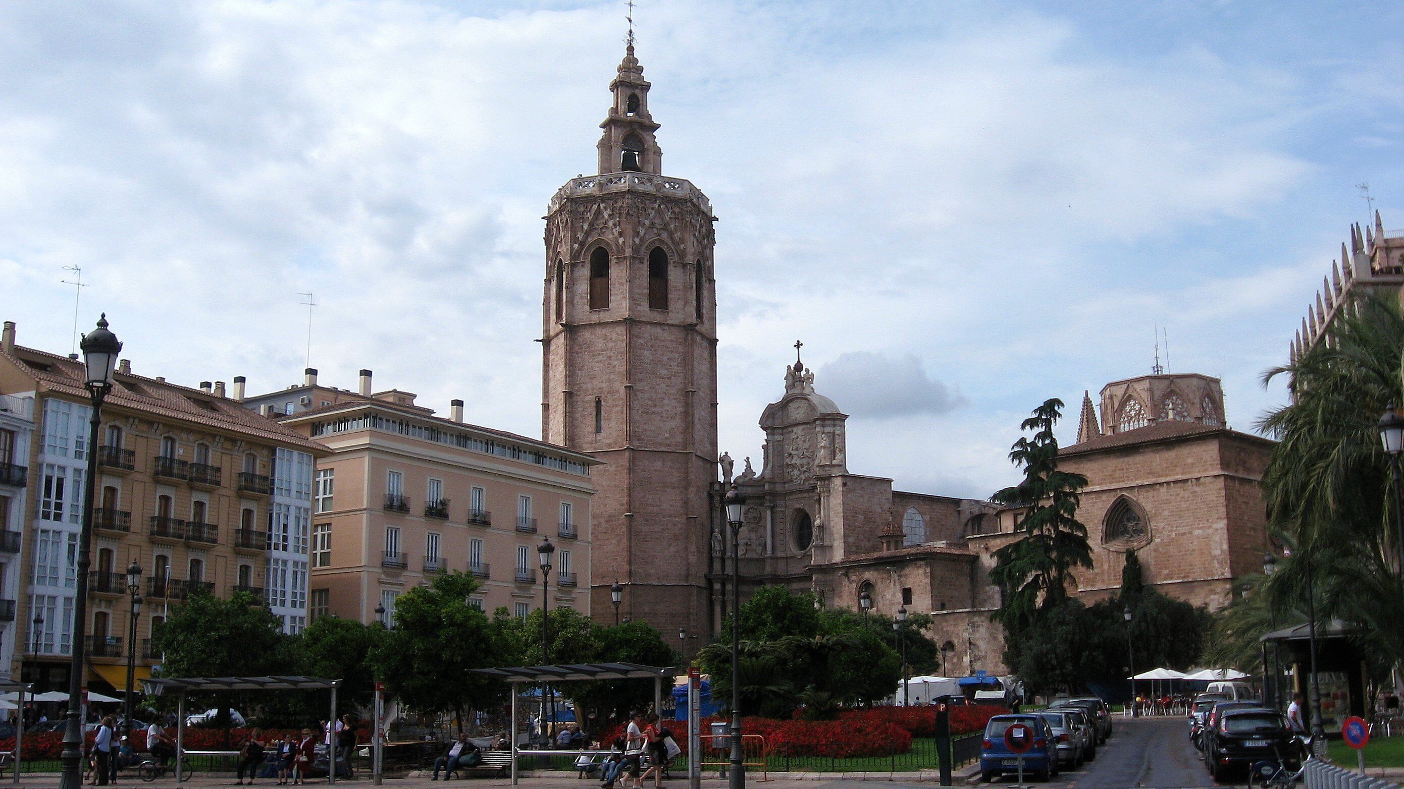El campanario de la Catedral de Valencia más conocido por el nombre de Torre del Miguelete o Torre del Micalet en valenciano. El Miguelete es una torre de estilo gótico levantino, tiene 51 metros de altura hasta la terraza, los mismos que mide su perímetro, y 63 metros en total. Tiene forma de prisma ortogonal, y posee 207 escalones. (es.wikipedia.org/wiki/El_Miguelete) Plaza de la Reina.