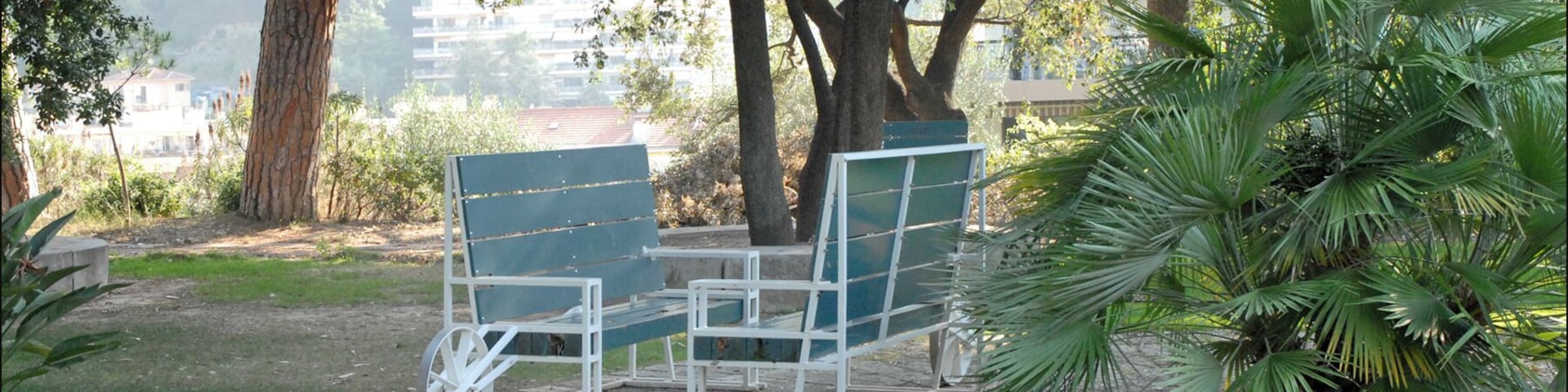 Le jardin d'entrée, dit le Bosco Le site de la Villa Arson www.villa-arson.org/ Article de Wikipedia sur la villa Arson fr.wikipedia.org/wiki/Villa_Arson Architecte Michel Marot et partenaires Nice Article de Wikipedia sur l'architecte fr.wikipedia.org/wiki/Michel_Marot_%28architecte%29 ______________ La villa Arson a été édifiée au XVIIIème siècle sur un domaine agricole de plus de 6 hectares sur la colline Saint-Barthélemy à Nice. Des jardins d'agrément ont été par la suite réalisés sur trois terrasses successives. Après le don du domaine par la ville de Nice à l'Etat en 1965, Il a été décidé d'y construire un centre d'art contemporain, une école d'art et une résidence pour des artistes. La conception du nouveau bâtiment a été confiée en 1968 à l'agence Michel Marot et Associés (Paris) qui s'est adjoint les compétences de Pierre Allar (Nice) Michel Marot a construit 17.000 m2 de bâtiments, sur une parcelle de forte déclivité de 23.000 m2, en tenant compte scrupuleusement de toutes les caractéristiques du site : présence de la villa ancienne, jardin en terrasse sur trois niveaux, arbres à préserver. Cette architecture complexe, (une présentation multimédia 3D est proposée sur le site), a été qualifiée de village, avec des places, des ruelles, des lieux de rencontres, d'étude, de travail, des patios et jardins, des terrasses, etc. Elle favorise le dialogue avec le paysage et grâce à la végétation les bâtiments sont particulièrement bien intégrés au site naturel. Le matériau utilisé en priorité est le béton resté brut, décoré dans certaines parties avec des galets du Var. C'est ce traitement qui a conduit à qualifier cette architecture de "brutaliste". La mauvaise qualité du béton utilisé (la construction a été effectuée à l'époque où Jacques Médecin était la maire de Nice) a posé très rapidement des problèmes d'étanchéité des bâtiments et des dalles en terrasses. D'importants travaux de réhabilitation ont eu lieu à la fin de la décennie 2000 et la végétation a été replantée. La villa Arson est redevenue un lieu exceptionnel d'architecture du XXème siècle.