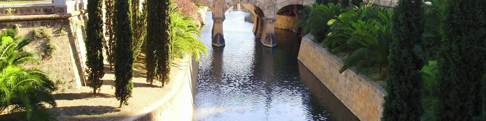 Palma de Mallorca, Islas Baleares - La Riera vista desde el Paseo de Mallorca, al fondo el Puente de Jaime III y las murallas del Baluarte.