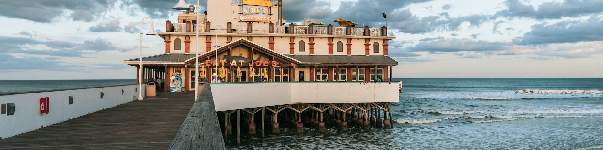 Daytona Beach Pier showing general coastal views