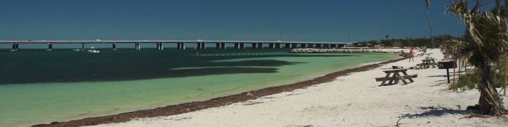 Calusa beach
Pequena praia de águas tranquilas dentro do Bahia Honda State Park. Ideal para famílias passarem o dia. Tem mesas e bancos para picnic. A bela vista da ponte desativada é um incentivo para a fotografia. Banheiros impecáveis e totalmente equipados. Estranhei a areia cheia de algas mas um cartaz me esclareceu que as algas faziam parte do ecossistema do parque e que por isso não eram removidas.
#calusa #beach #bahia #honda #bridge #florida