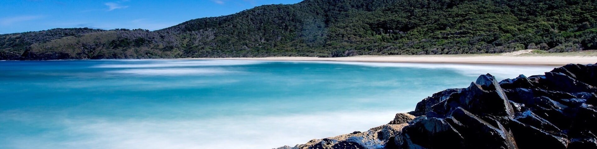 We found yet another amazing beach on our travels yesterday. This is Gap Beach, a paradise found down the end of a bumpy road in the Hat Head #nationalpark on the mid north coast of NSW. #bluedaymagic