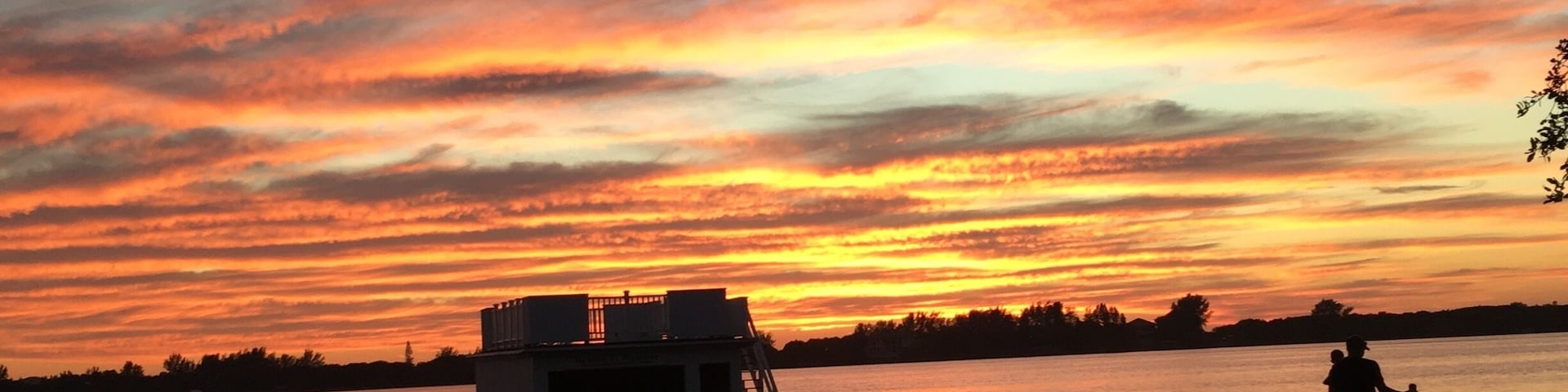 Stopped at Spanish Point and walked to the bay and was pleasantly surprised
with the sunset.