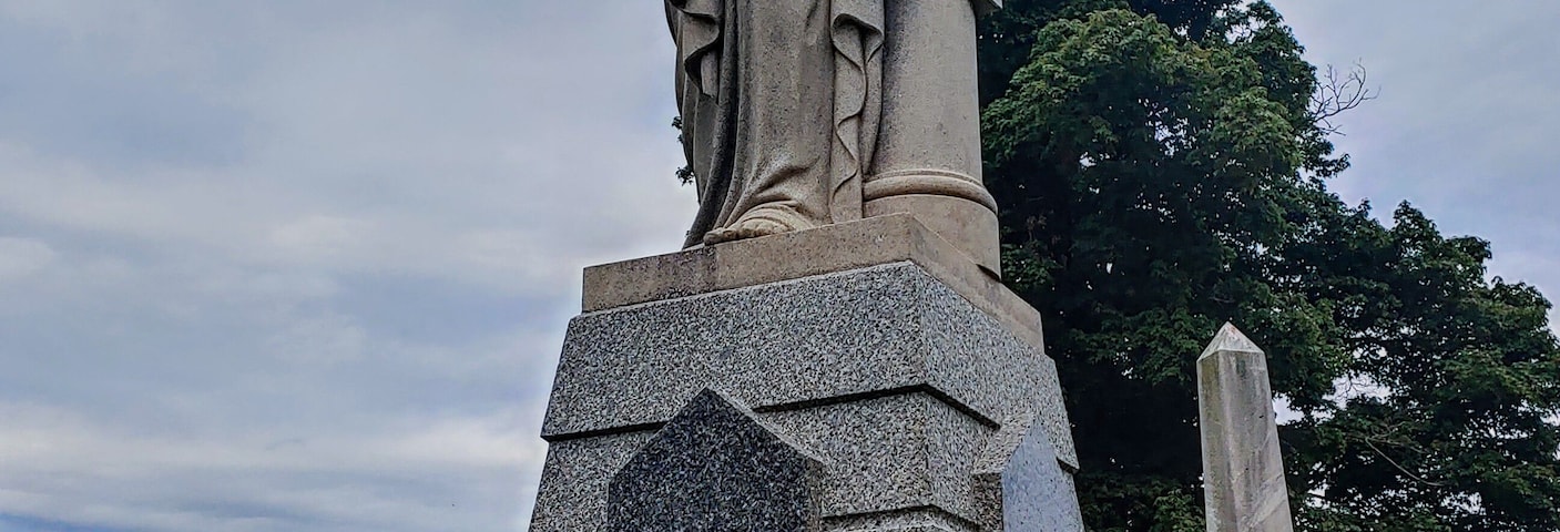 Here lies the world's tallest couple. 15' 8" between the two of them.
Captain Martin Van Buren Bates, the Kentucky River Giant (7' 9" tall and 470 pounds) - and his wife, Anna Swan Bates, the Giantess of Nova Scotia (7' 11" tall and 413 pounds).