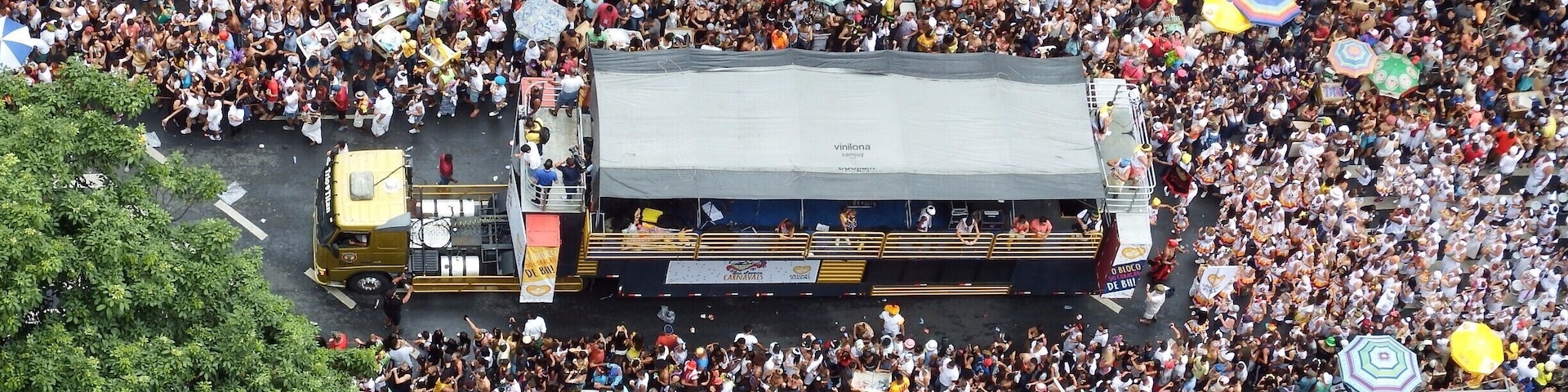 Carnaval 2017. Milhares de pessoas dançando atrás do trio elétrico.
Carnival 2017. Thousands of people dancing behind the electric trio. #Festival