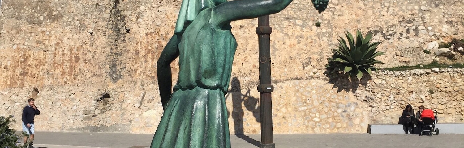 Nice statue.girl wth grapes.