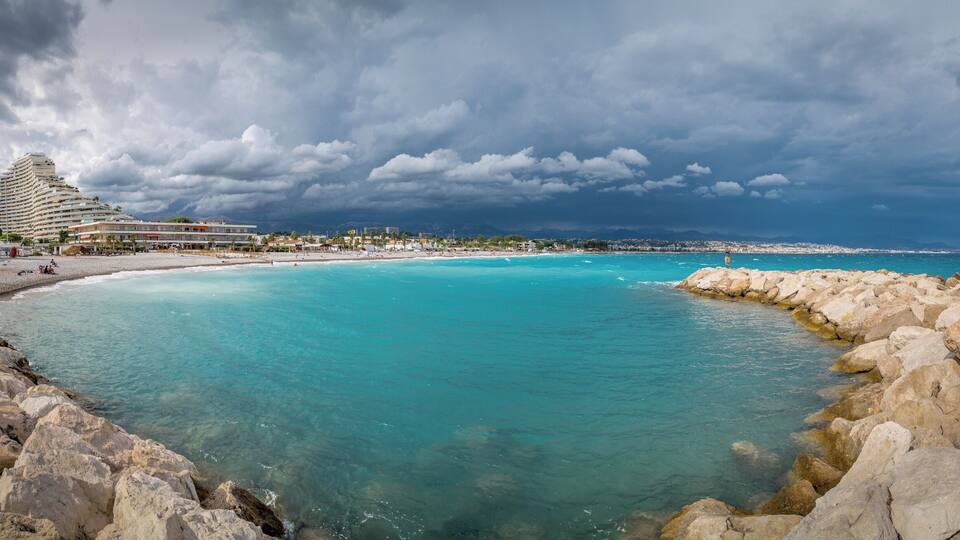 Villeneuve-Loubet, not famous but in my opinion one of best cities for photographers on Azure Coast. Here just a few minutes before a huge rainstorm.
#BeachTips #bvsquad #France #azurecoast
