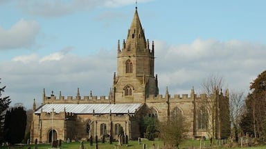 Uma igreja histórica com uma torre alta e um grande campanário.