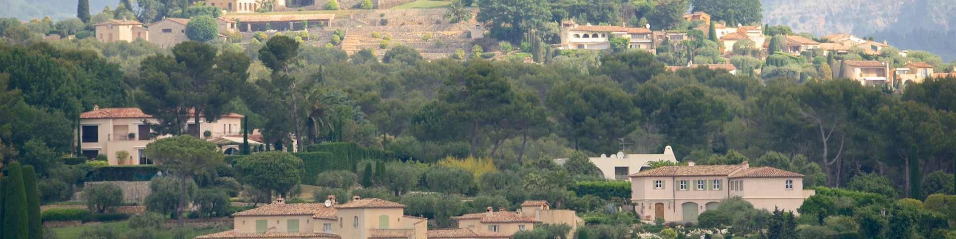 Mougins que inclui uma cidade pequena ou vila