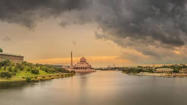 Um rio com uma ponte, um edifício grande com uma cúpula e uma mesquita com um minarete.