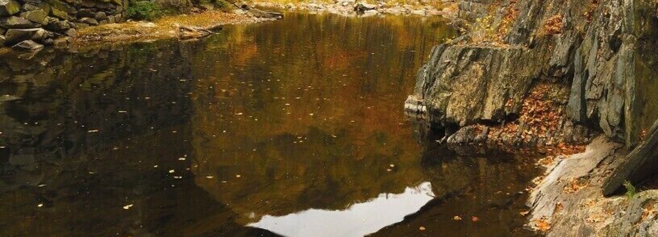 This abandoned arch looms sixty-five feet over a beautiful oasis fed by small cascades. It's amazing sight to discover in autumn!