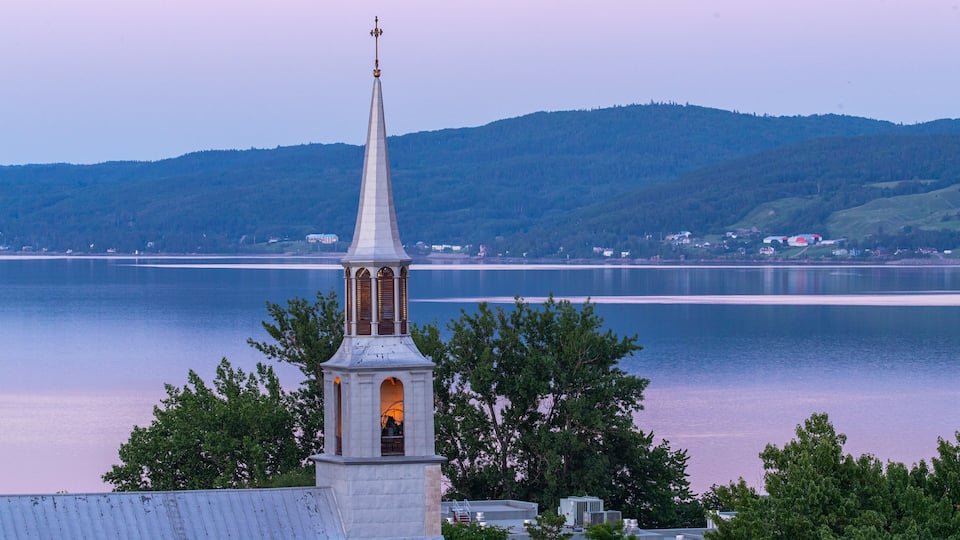 La Baie featuring a church or cathedral, night scenes and a lake or waterhole
