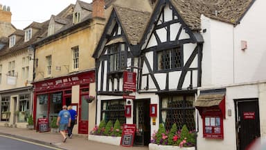 Um edifício em estilo Tudor tradicional com uma placa 'Wesley House', um bar de vinhos e um restaurante.