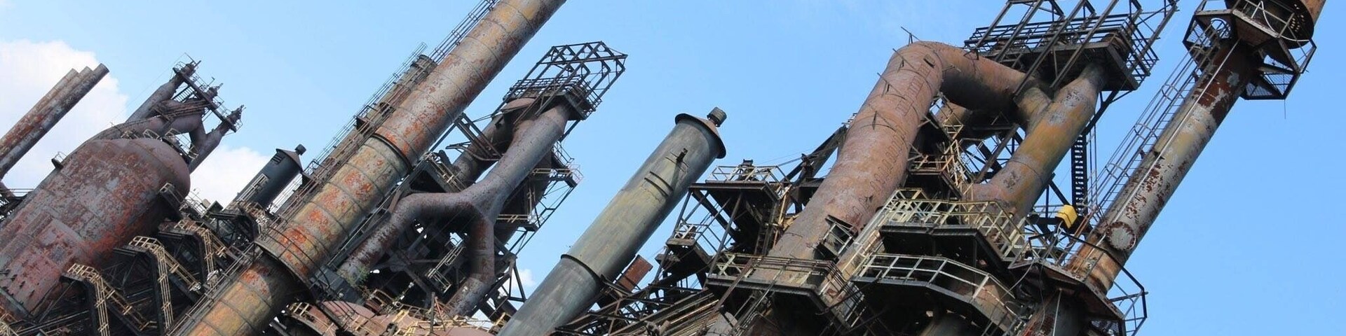 I love how this house looks from the street. I drive drive-by here often and this living room and the Christmas tree always called my attention