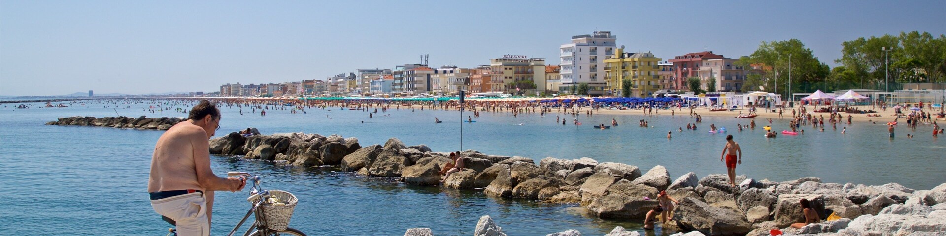 Bellaria-Igea Marina que inclui ciclismo, uma cidade litorânea e paisagens litorâneas