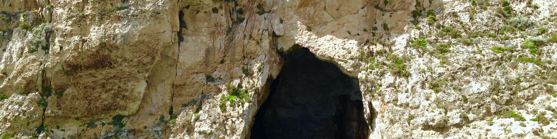 The inland sea on the isle of Gozo, Malta, is a lagoon of seawater. The narrow cave connects the lake with the Mediterranean Sea.
#green