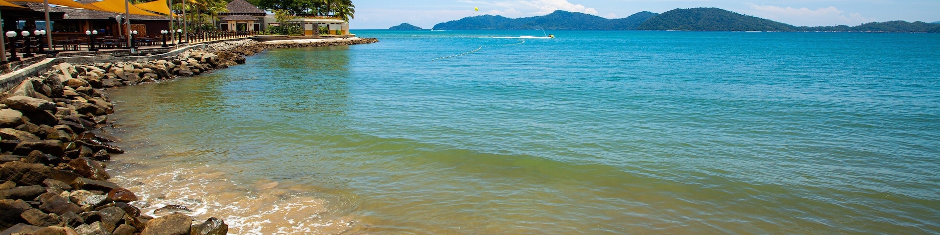 Kota Kinabalu showing a coastal town and general coastal views