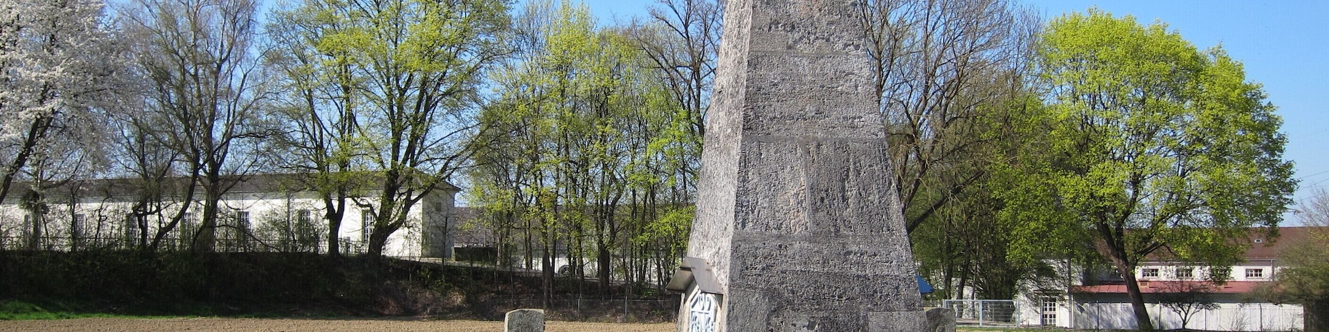 Basispyramide in Aufkirchen, Gemeinde Oberding, im Hintergrund das Kraftwerk Aufkirchen