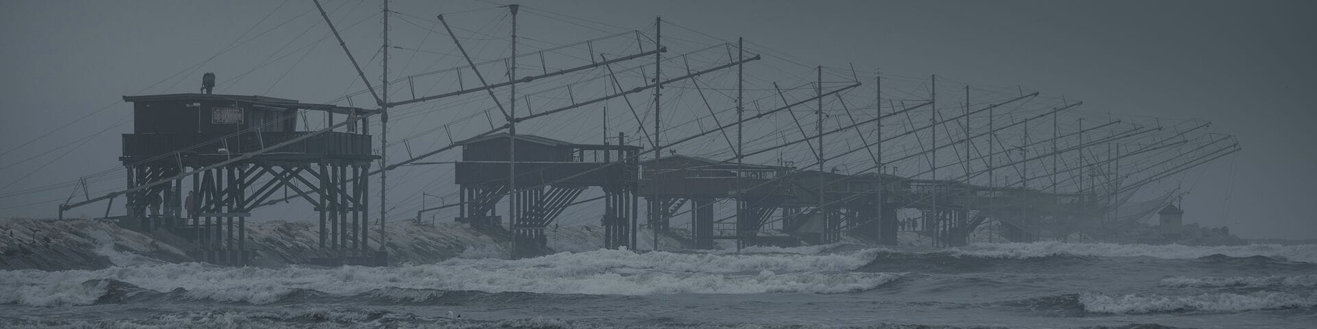 the Sottomarina dam is a pleasant place to walk, play sports or sunbathe on the nearby beaches. and of course try to make some nice pictures.