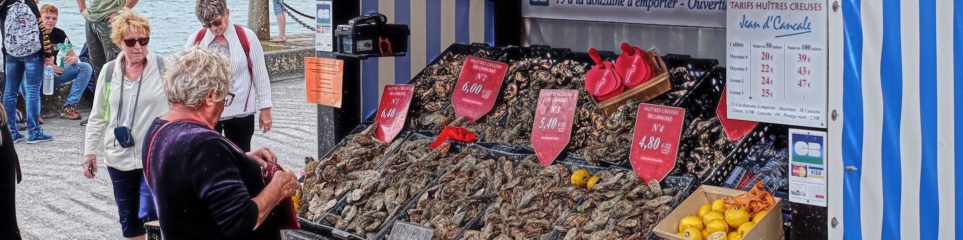 Cancale is known for it's oysters and it did not disappoint! We arrived at around lunch time to have fresh oysters by the bay.