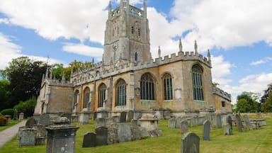 Uma igreja histórica com uma torre alta e várias janelas em arco.