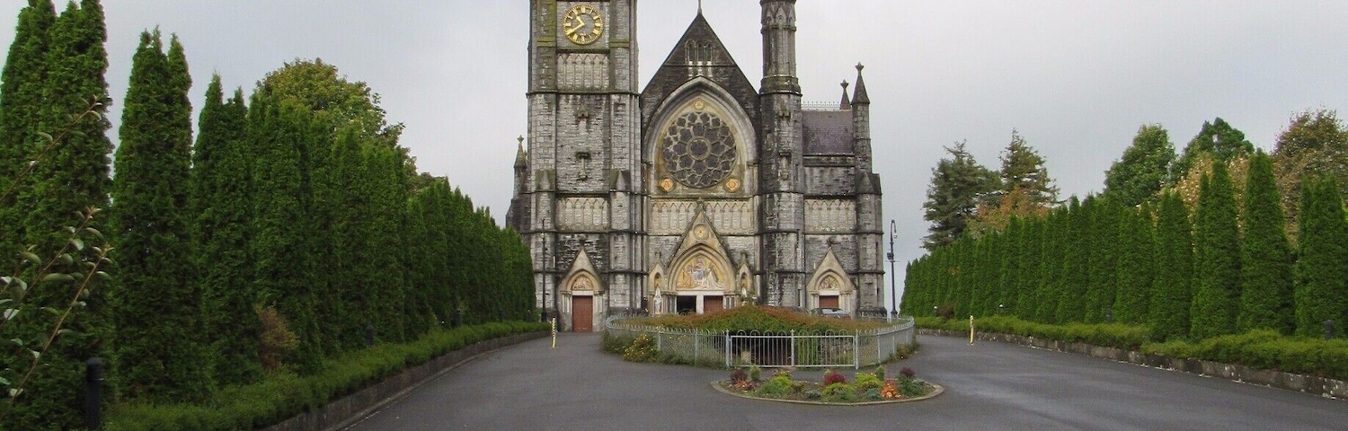 This is an incredibly beautiful church inside and outside.
When we stopped in the school children were practicing for an event for the following day and were singing, the acoustics are wonderful, they sounded like Angels.