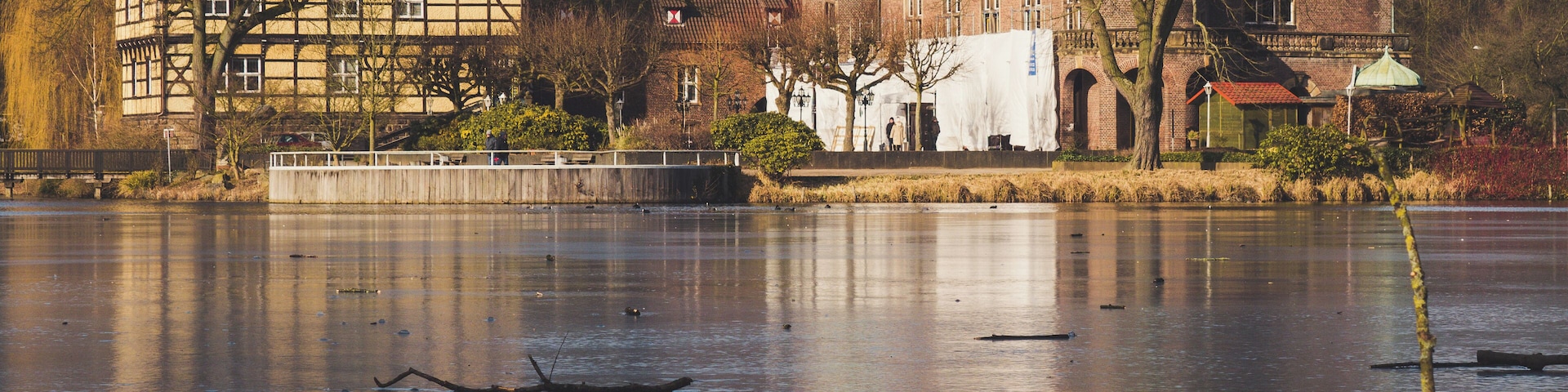 I used the sticks on the frozen lake as a foreground to the beautiful palace.
