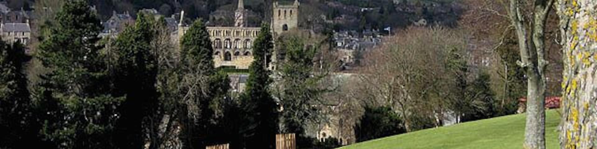 Allerley Well Park A park in Jedburgh gifted to the town in 1891 by Mr John Tinline. Jedburgh Abbey is prominent in the central background.