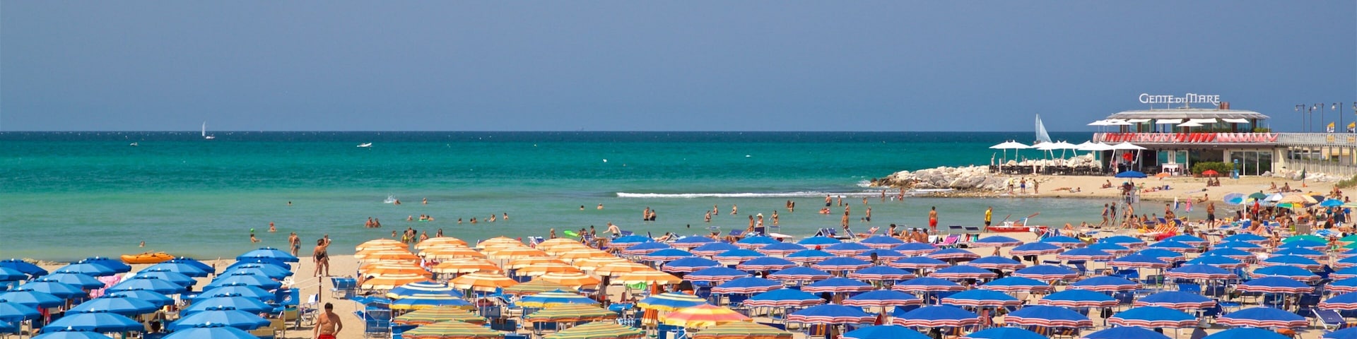 Cattolica caracterizando paisagens litorâneas e uma praia