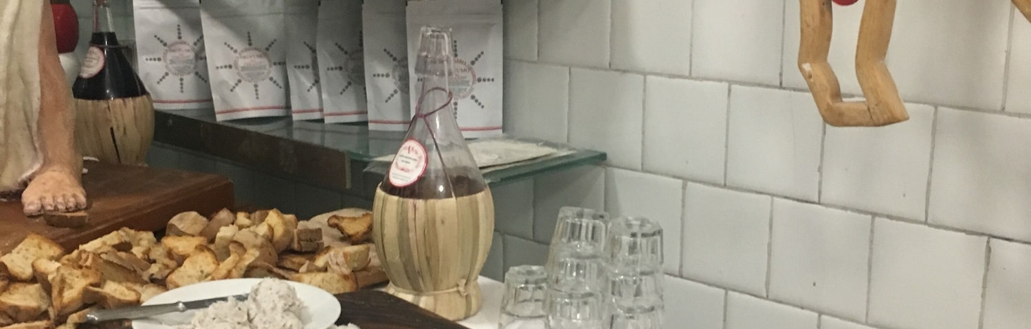 Exposição de alimentos com pães, queijos e embutidos.