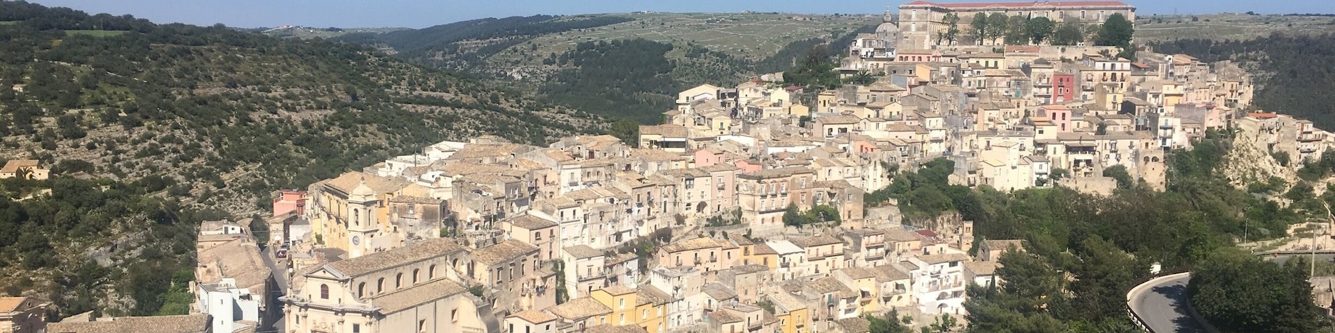 That’s the old town of Ragusa Iblea seen from Santa Maria delle Scale. The old town was rebuilt by nobles after the earthquake in 1693 cos they didn’t want to leave their own buildings and move in the new town of Ragusa. UNESCO heritage also this old town