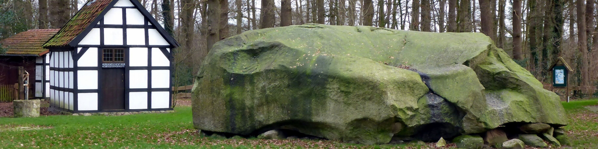 Der Große Stein und das benachbarte Backhaus in Tonnenheide (Ortschaft der Stadt Rahden) aus westlicher Richtung.