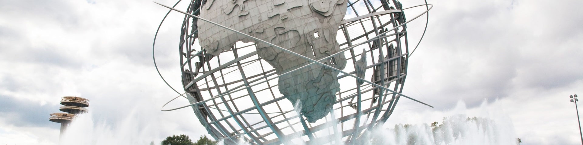 Corona que inclui uma fonte e uma estátua ou escultura