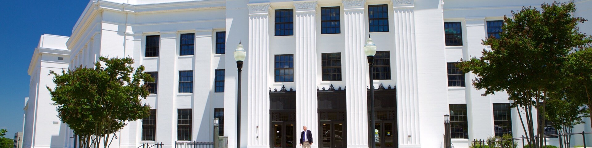 Um edifício branco com colunas e a inscrição "State of Alabama" no topo.