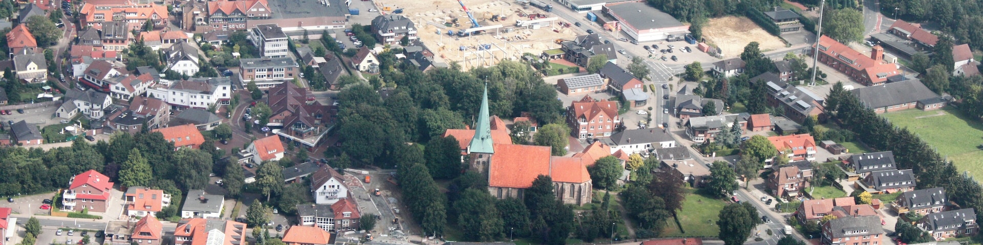 Fotoflug: von Flughafen Ganderkesee - Ganderkesee Stadt - Hasportsee - Roland Center - Grollaner See - Airport Bremen (identische Bildbeschreibung für File:2012-08-08-fotoflug-bremen zweiter flug 0001.JPG bis File:2012-08-08-fotoflug-bremen zweiter flug 0100.JPG