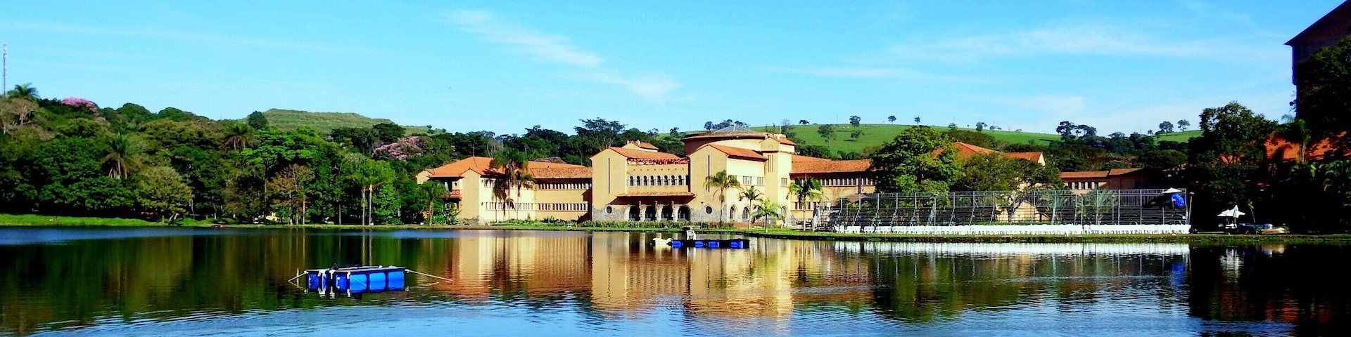 Vista das Termas do Grande Hotel e seu lago.
View of the Spa of the Grand Hotel and its lake.
#Green