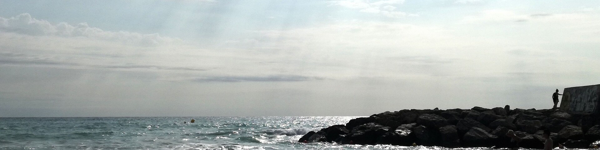 It is a large fine sand beach, surrounded by sand dunes.
Many people come the weekend but it is very nice and quiet from Monday to Friday, even in August!
There is a few "chiringuitos" to take the "cañas" on the beach and a wide variety of restaurants in the maritim promenade, wich is pedestrian and ideal for a walk after dinner or running first time in the morning.
It is a very familiar tourism zone, only two or three hotels and many apartments.