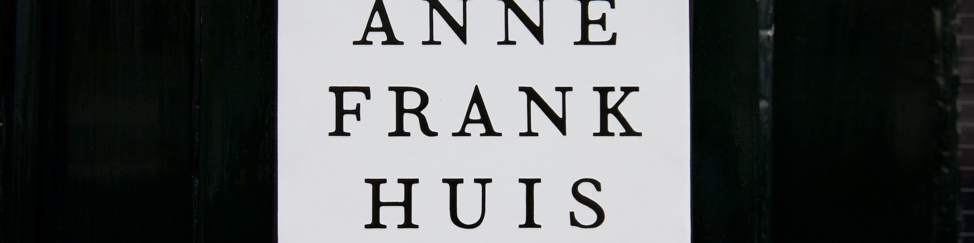 Uma placa com o nome 'Anne Frank Huis'.