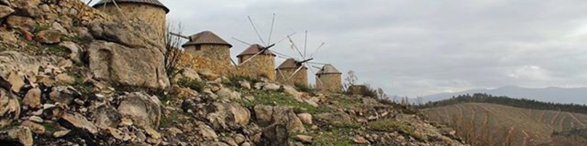 A Serra da Atalhada situa-se na freguesia de Friumes, concelho de Penacova. No cimo da serra, podemos ver os Moinhos de Vento, hoje sem uso, mas que em tempos, permitiam moer o cereal das populações mais próximas.