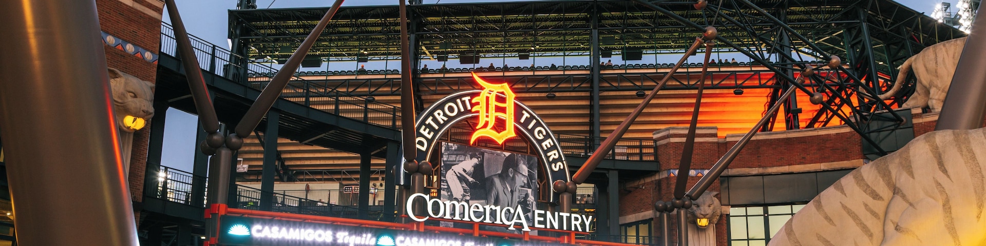 Entrada do Comerica Park, com uma grande estátua de tigre e o logotipo dos Detroit Tigers.