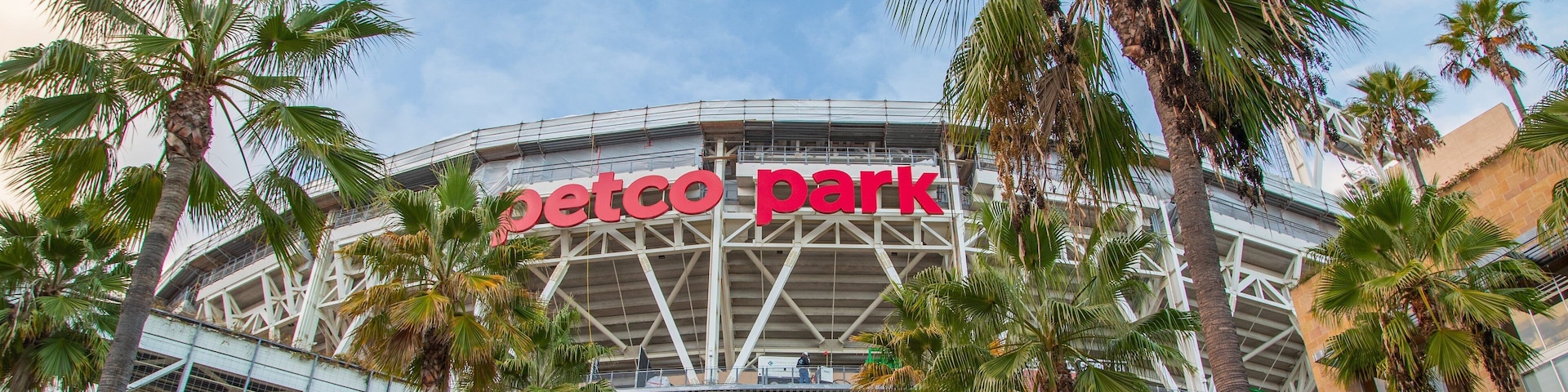 Um estádio grande com a placa "Cobo Park" e palmeiras ao redor.