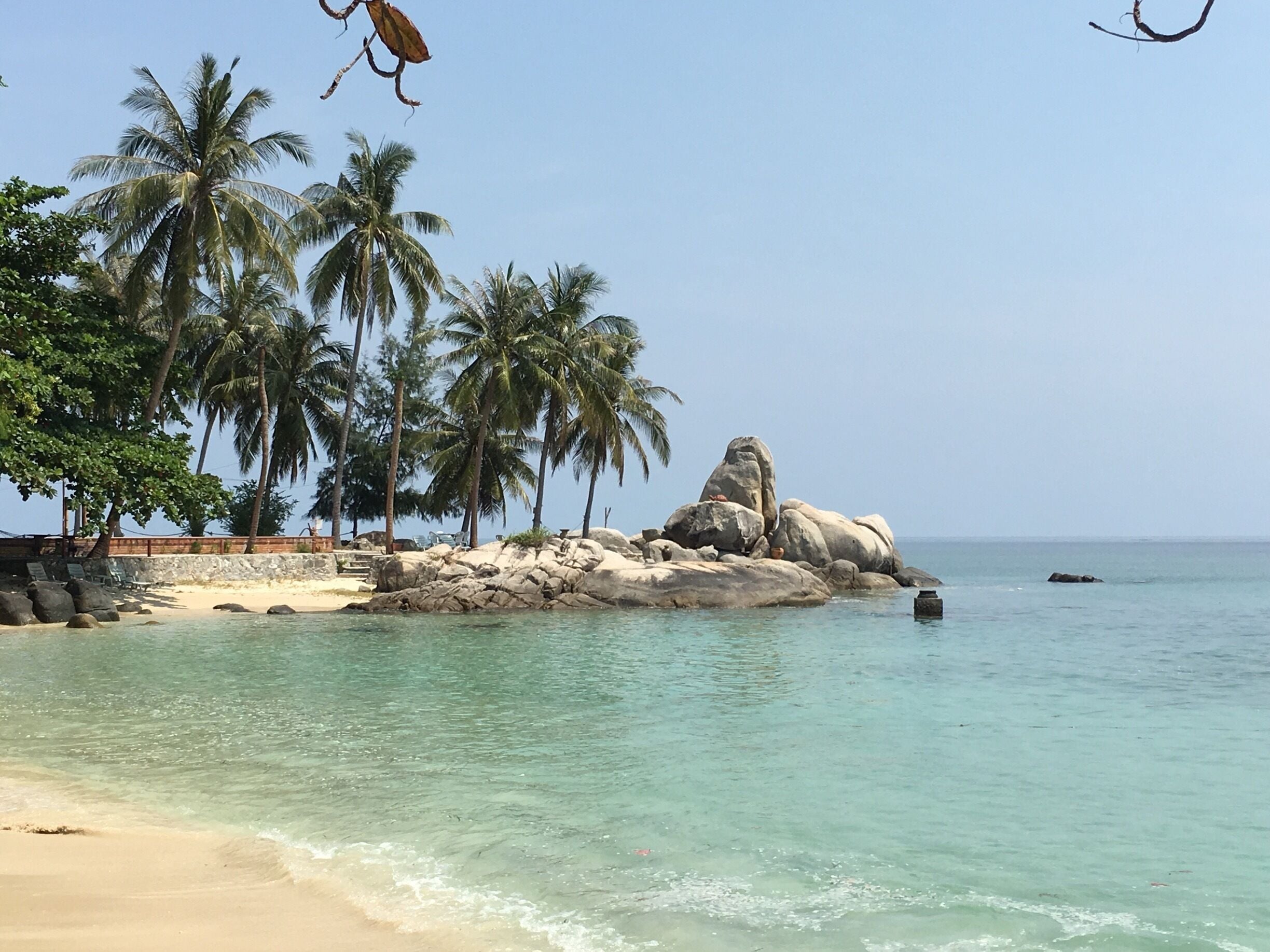 Almost empty, beautiful place with sallow waters, great for relaxing #beachbound #kohsamui#thailand