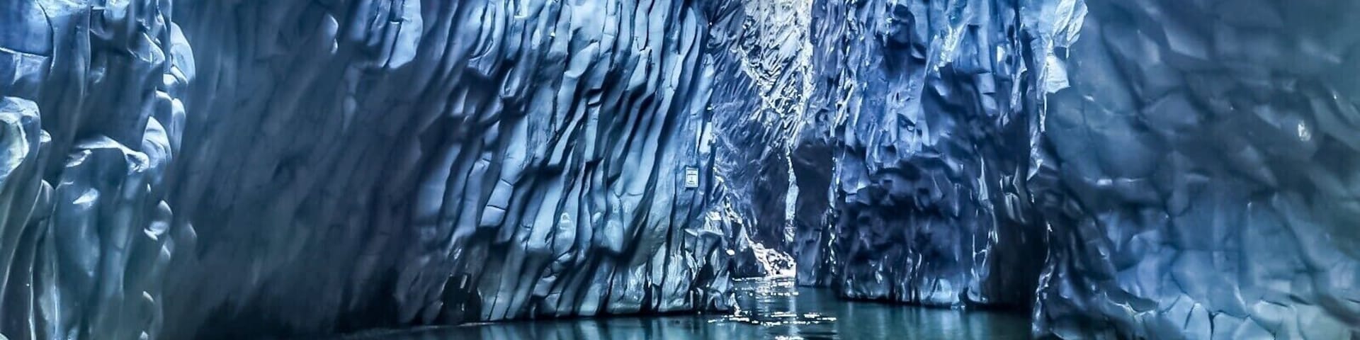 Gole Alcantara - what an amazing gorge formed by the lava from the volcano, a must to visit if you are in Sicily. We have a wonderful day hiking the Mt Etna and ending the hike with this wonderful place to soak all the muscles #localsecrets #nationalpark #travel #adventure #travel #culture #hiking