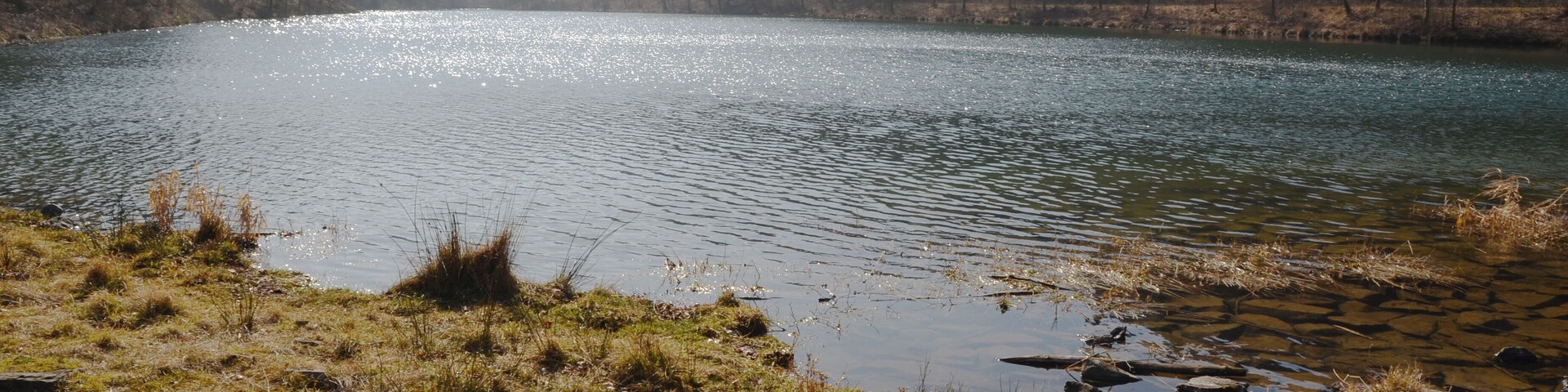 Dieser Stausee wird auf Wanderkarten und in der Region auch als Silbersee bezeichnet