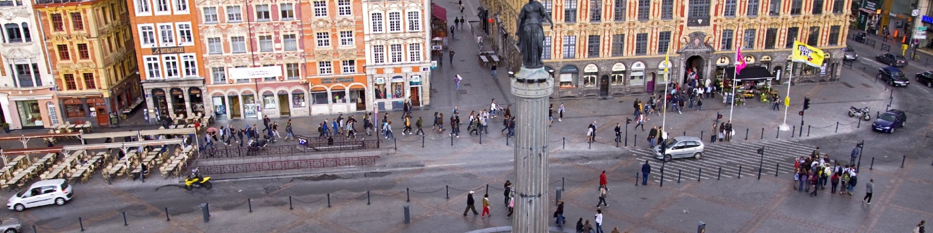 Lille mostrando uma fonte, uma praça ou plaza e uma cidade