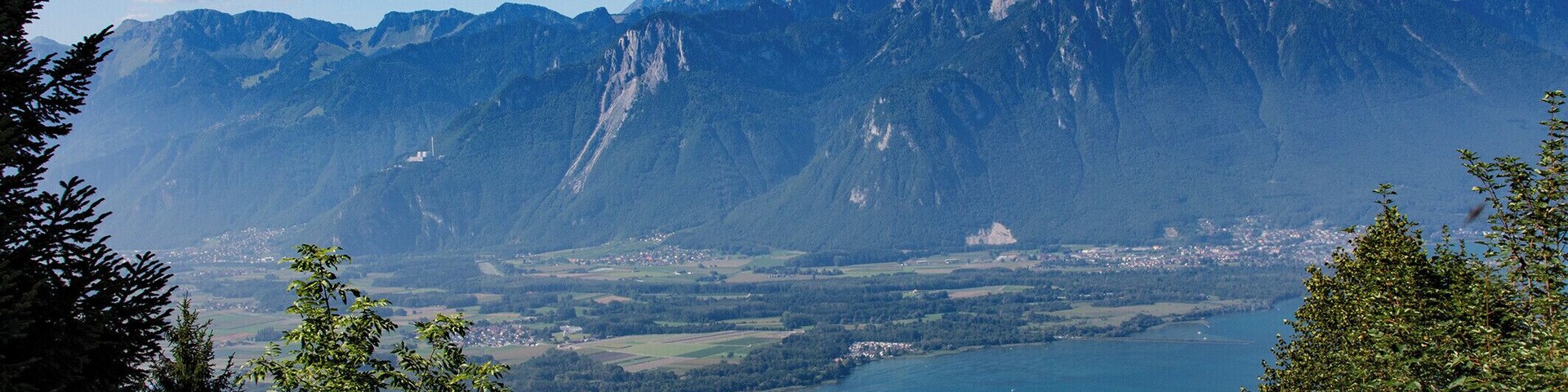 Towering at an altitude of 2,042 m, Rochers-de-Naye has long been a favoured destination for nature lovers. To get to this unique place, take the charming cog railway that departs every hour from Montreux and ascends more than 1,600 m on a magnificent journey through fields, villages and forests. After a journey that takes around 55 minutes – and is worth doing on its own – you reach the summit, where a whole host of activities are available.