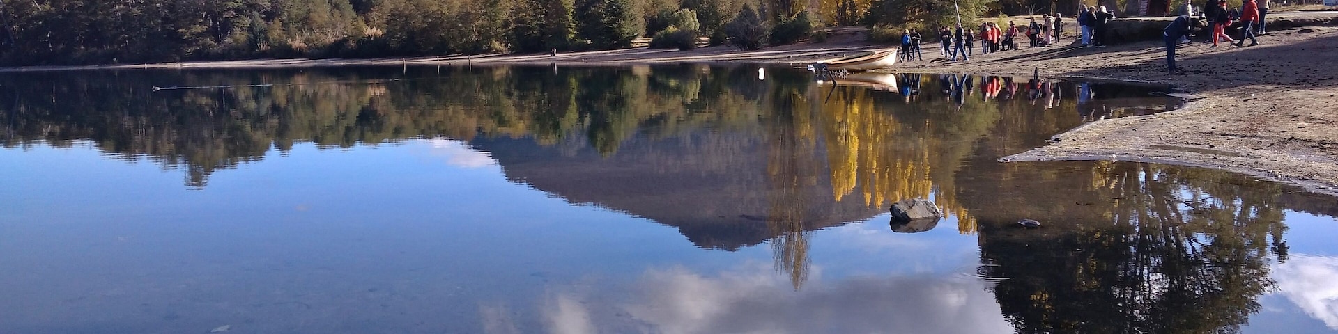 Correntoso Lake is located within the Nahuel Huapi National Park, in the city of Villa La Angostura, in the province of Neuquén. Magical environment, perfect combination of water, sky, forest and mountain.